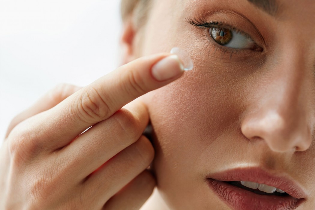 How to Put Contacts In | Clearly Blog - Eye Care & Eyewear Trends